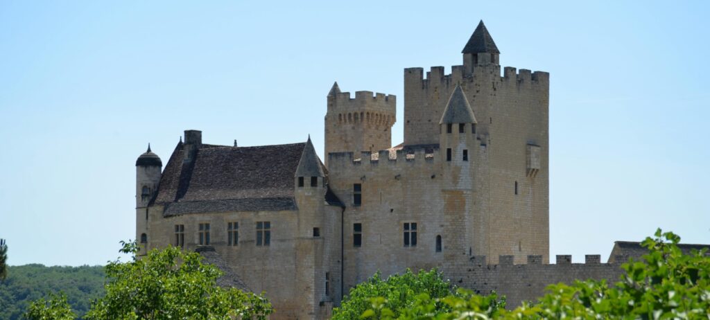 Le château de Beynac : trésor médiéval au cœur de la vallée de la ...